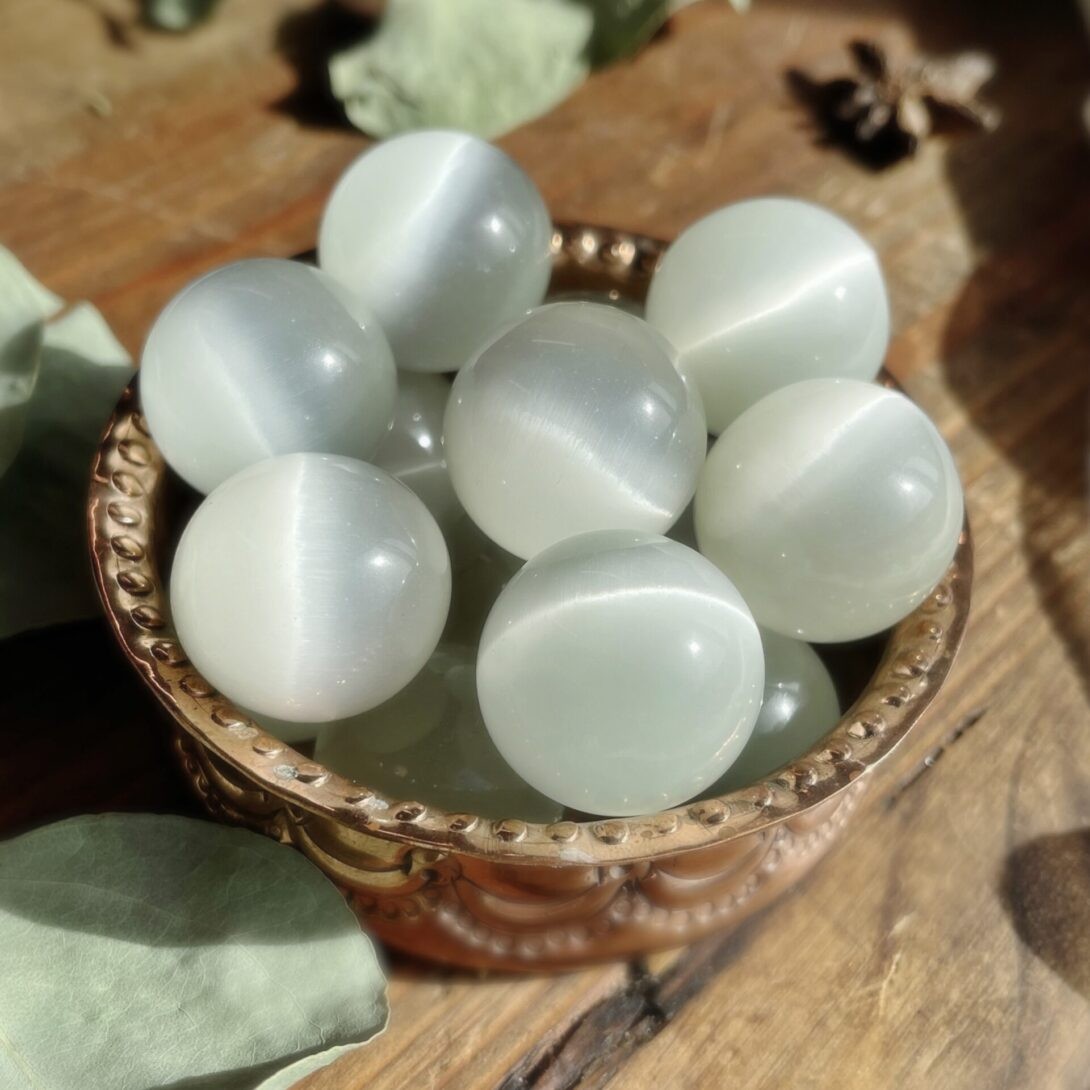 White Topaz Guide: Properties and Meaning - Sage Goddess